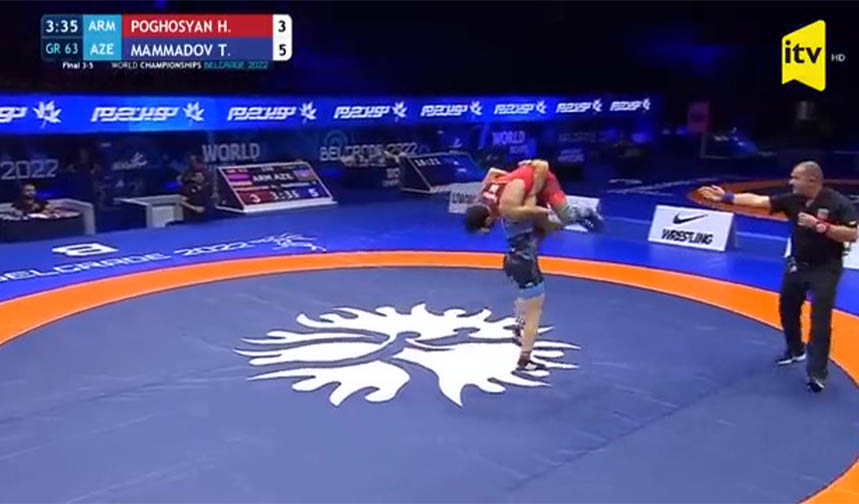 Azerbaycanlı Taleh Mammadov, sırtına aldığı Ermeni güreşçiyi minderde ...